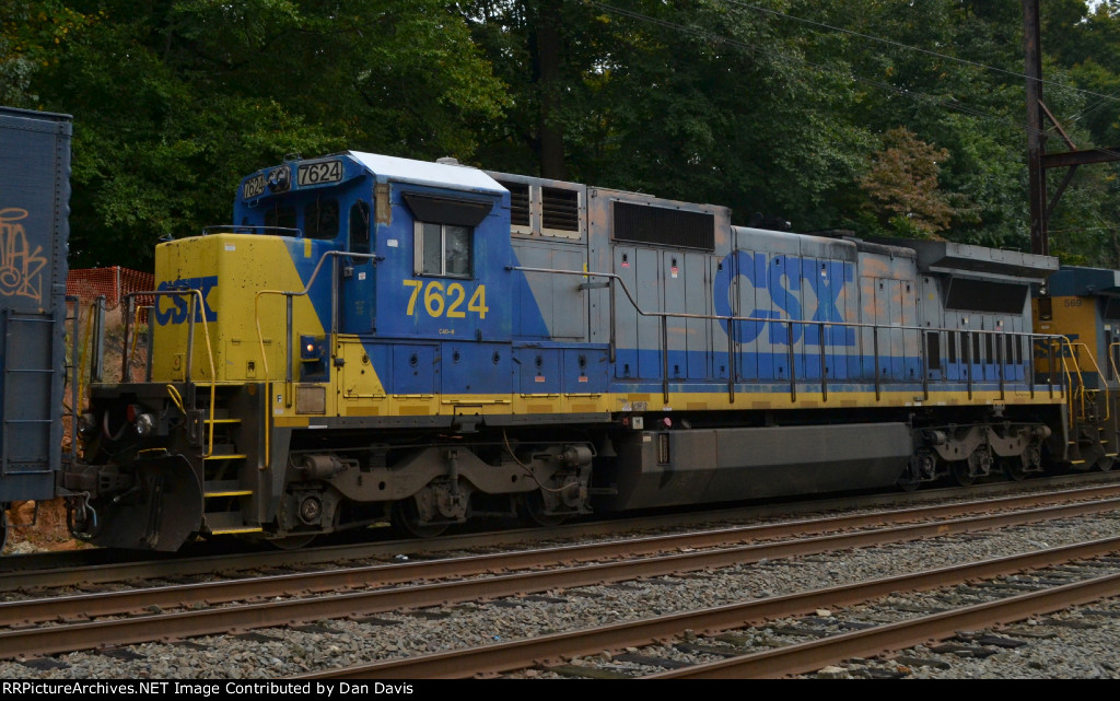CSX C40-8 7624 on Q417-08